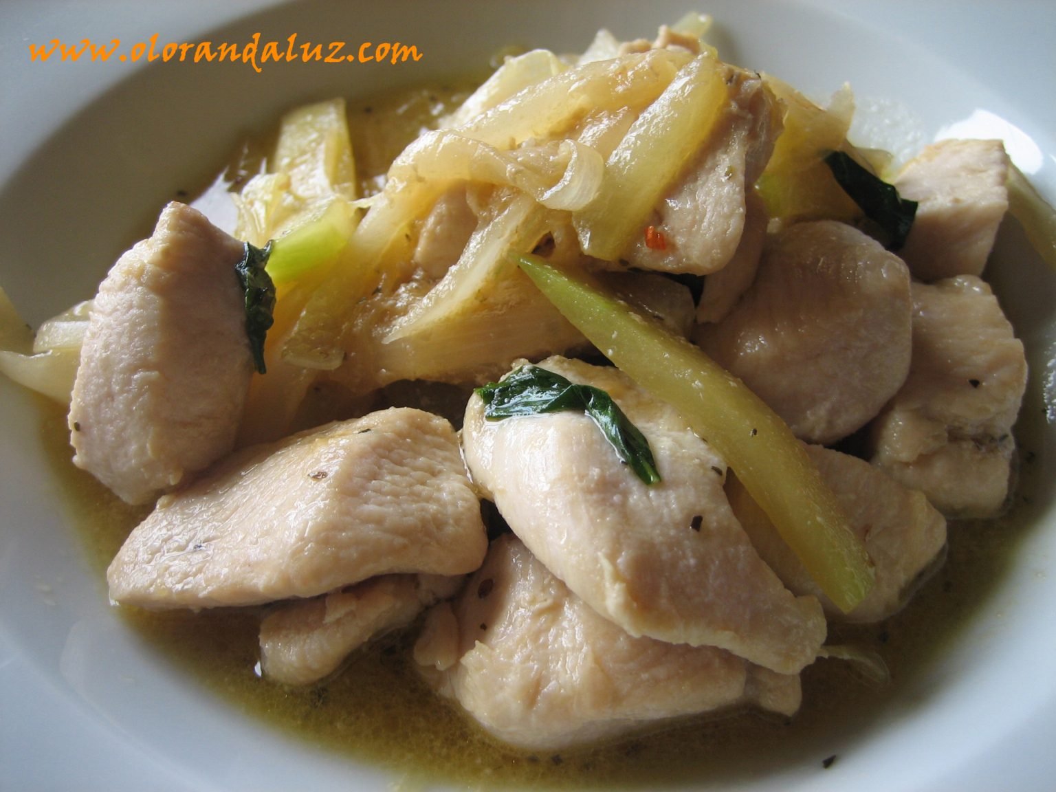 Pollo con cebolleta y calabacin al aroma de albahaca