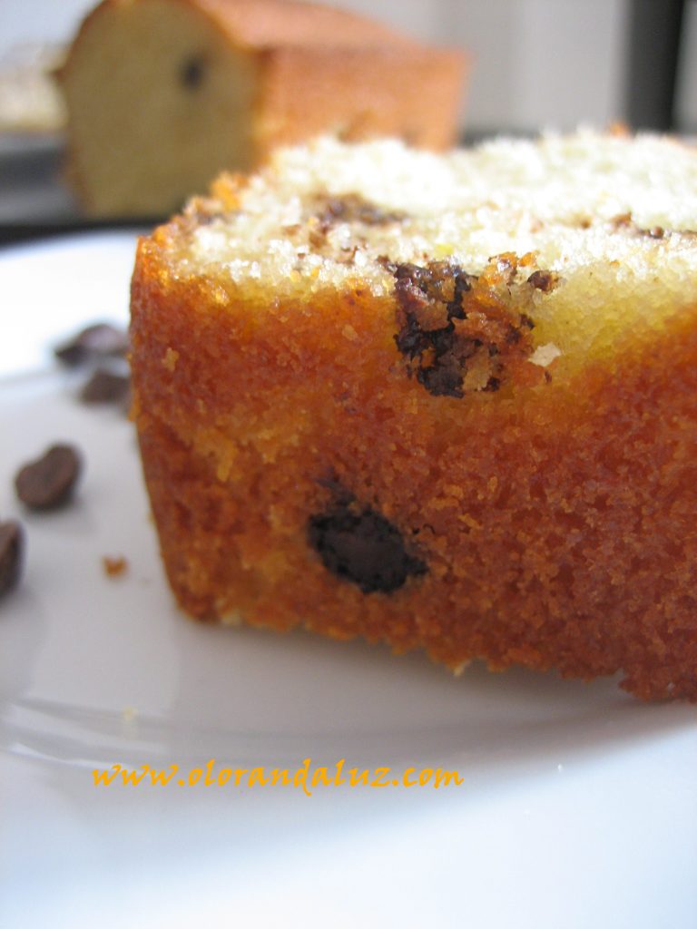 Mojicón o bizcocho con pepitas de chocolate